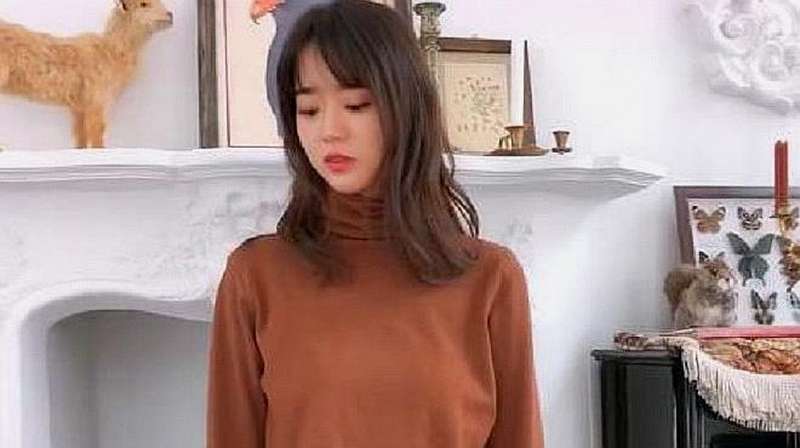 小姐姐真会穿,羊绒打底衫搭配高腰格子短裤,青春又时髦!