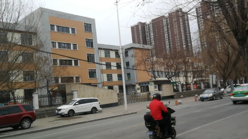 成立于1980年的鞍山和平小学,学生们在操场上的课间活动。