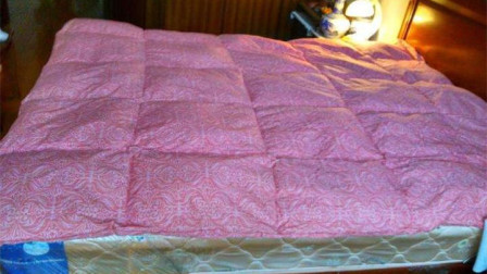 冬天盖棉被、蚕丝被、羽绒被,到底哪个更保暖.