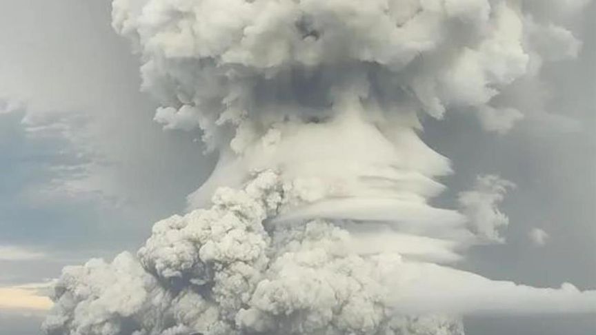 罕见卫星视频!汤加火山爆发瞬间,现场宛如核爆,冲击波横扫大海