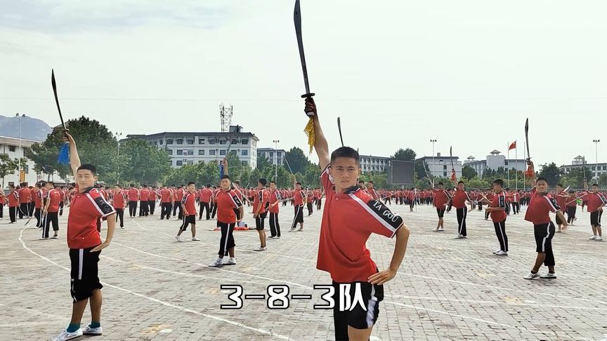 我在塔沟武校学武术:看功夫小子练武,劲头很足!