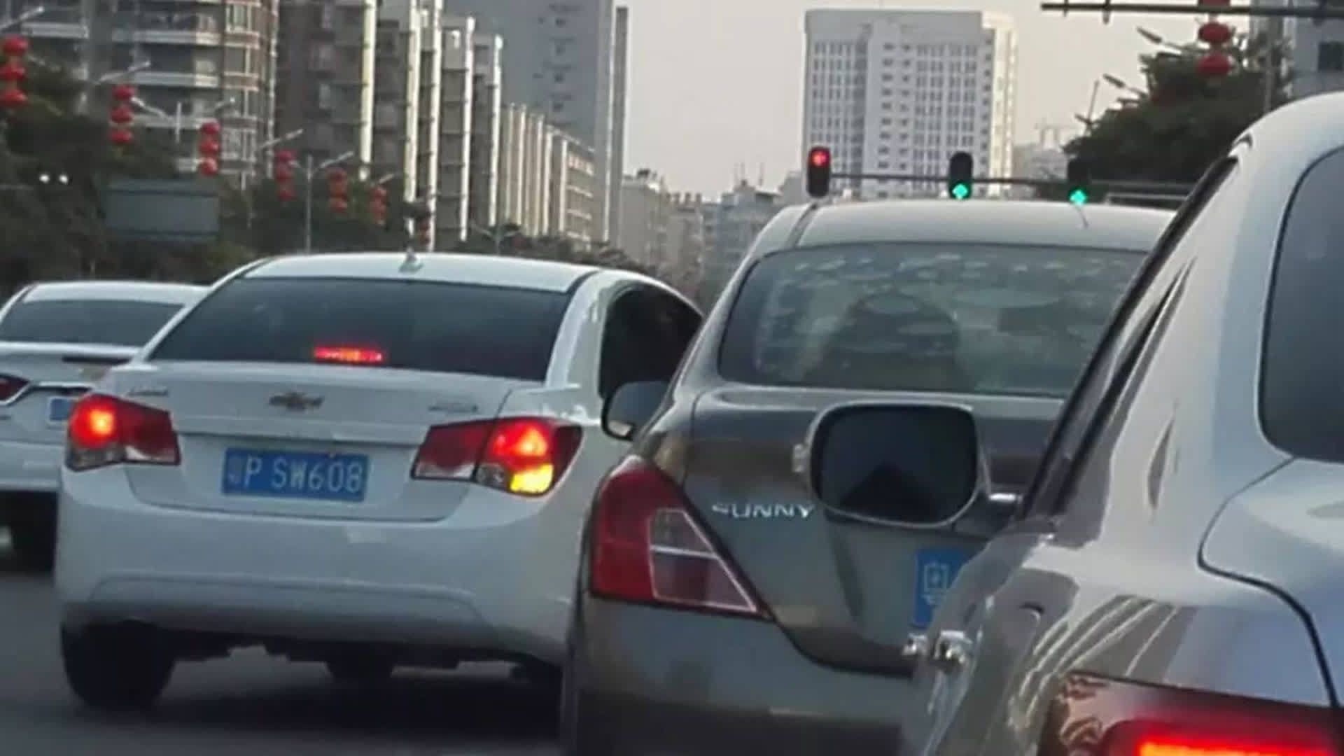 转向灯出“新规了”,查到一次扣1分罚300,车主们赶紧看看