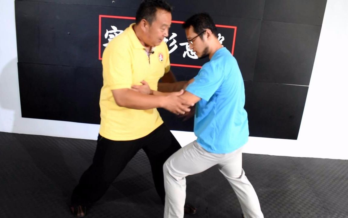 老拳师2分钟释疑:太极拳推不动的原理,把握力点瞬间转换