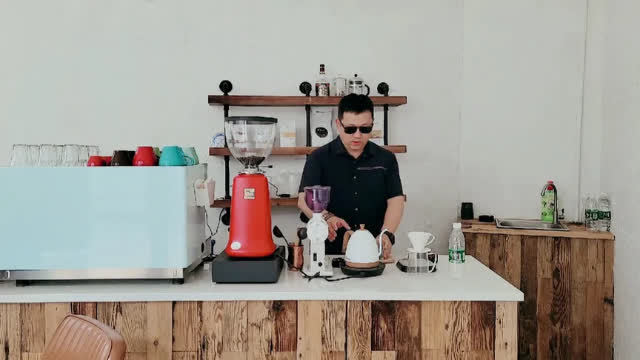 在咖啡厅,咖啡喝多了,泡个茶吧