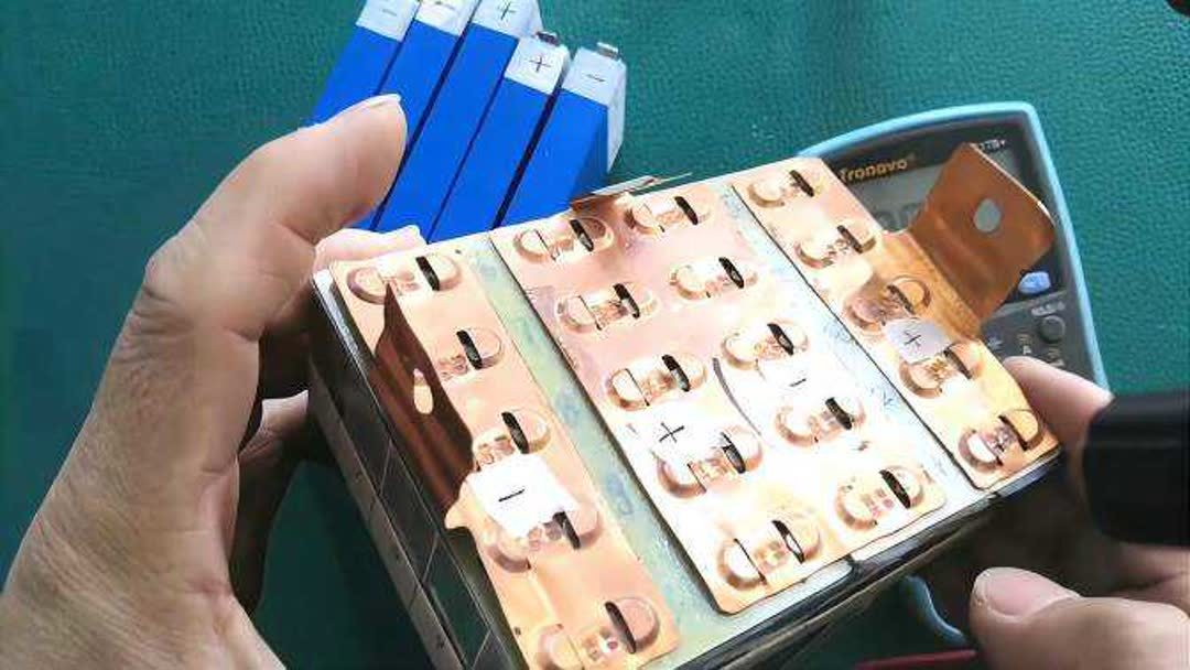 来,咱们实测验证一下:电动汽车的电池电芯外壳是正极还是负极?