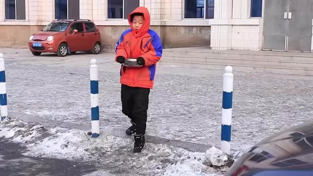 人贩子拐卖小男孩乞讨,饿了不给孩子吃饭,我饿!