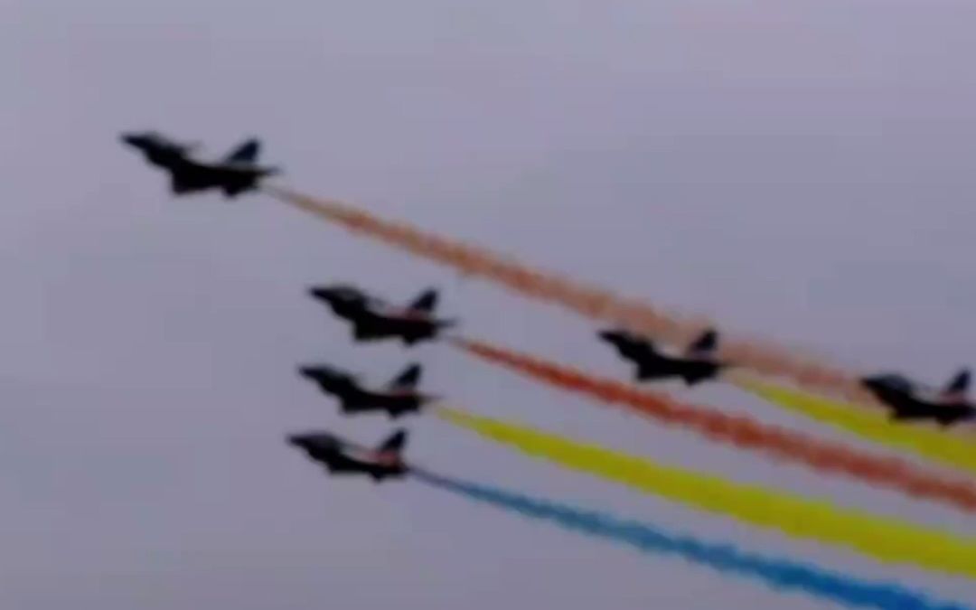 2022珠海航展开幕,八一特技飞行队表演炫目特技