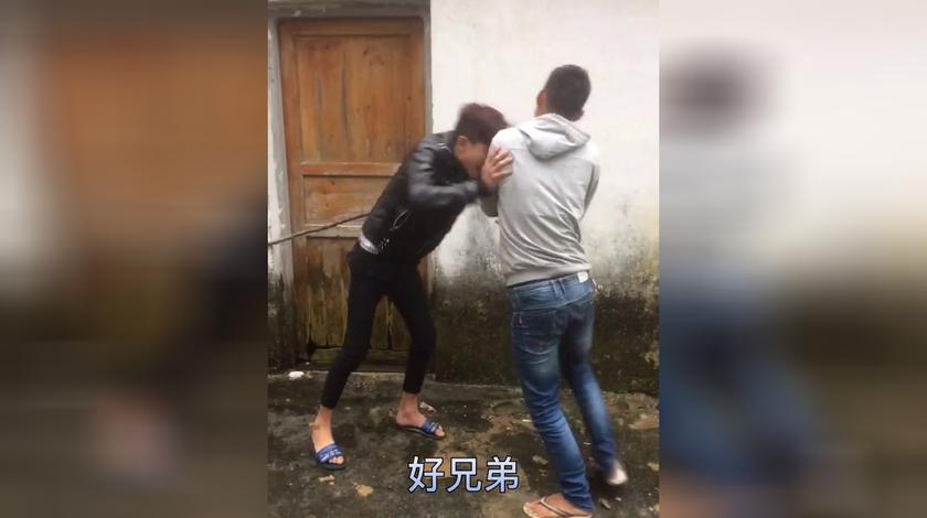 微信借钱因为拍了他一下,最后打起来了