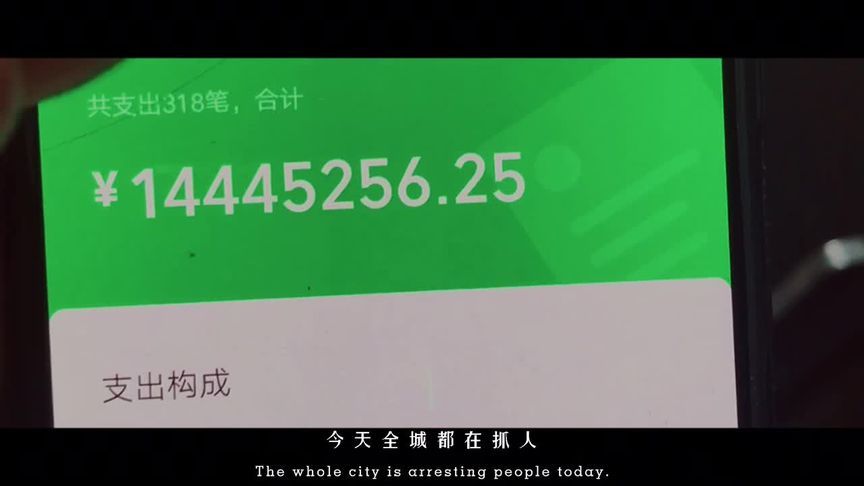今天到处都在抓人骑摩托车不戴安全带和安全帽的,摩托车随意停放