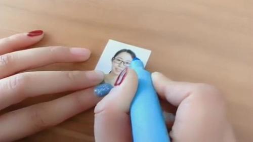 闺蜜单位急着要蓝底证件照,手里没现成的,她的做法真是让我佩服