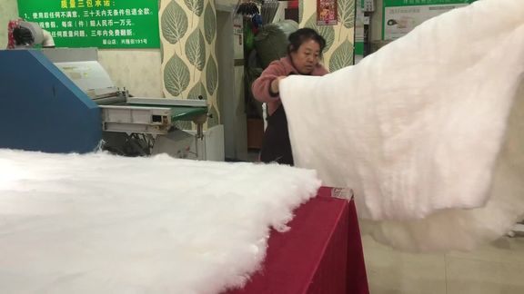 今天应客户要求,拍蚕丝被制作过程