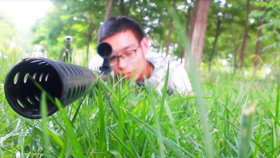 真人版吃鸡:自私小伙不分物资,被AWM制裁,队友做法大快人心