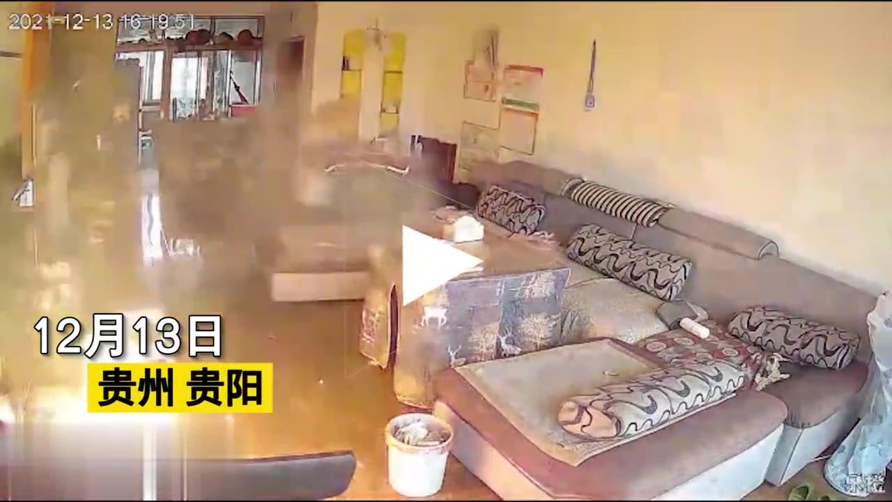 家中充电宝突然爆燃火花四溅,监控记录惊险一幕:没防火木就遭殃