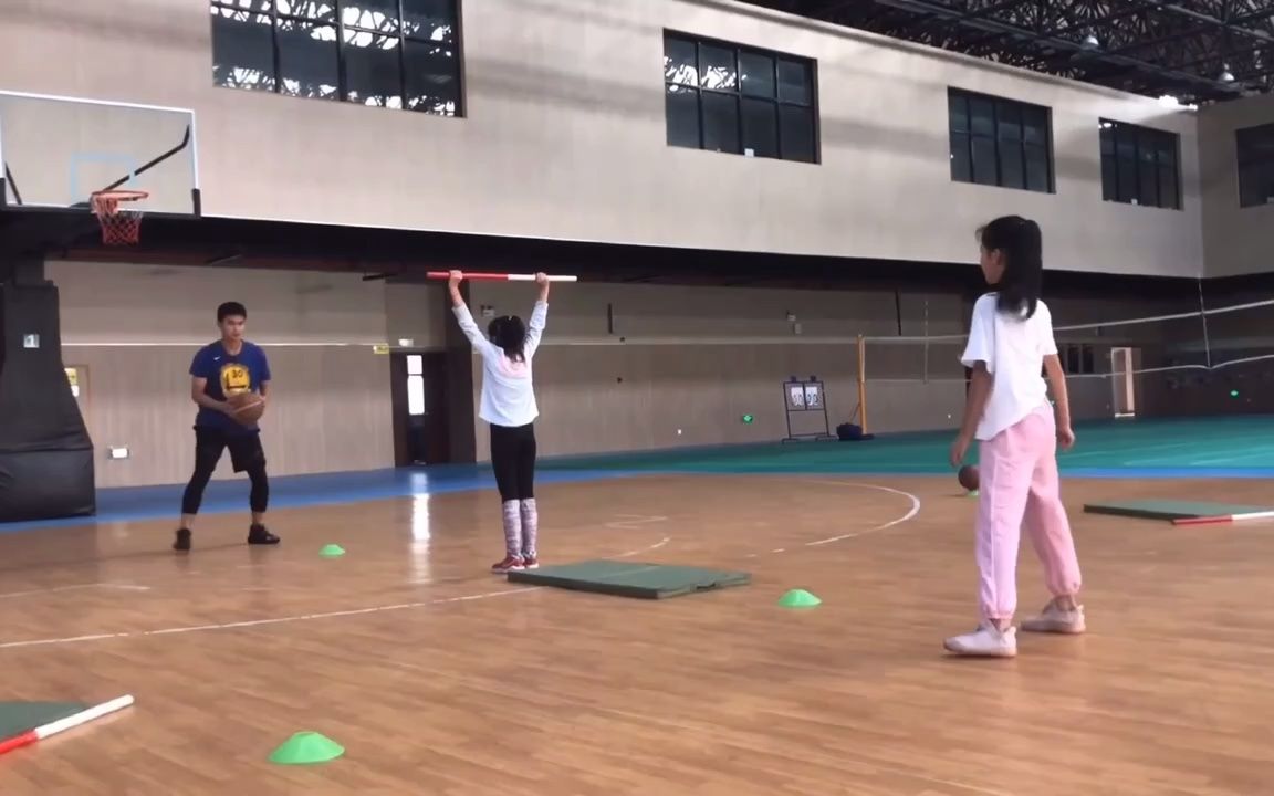 原地双手胸前投篮 (2)