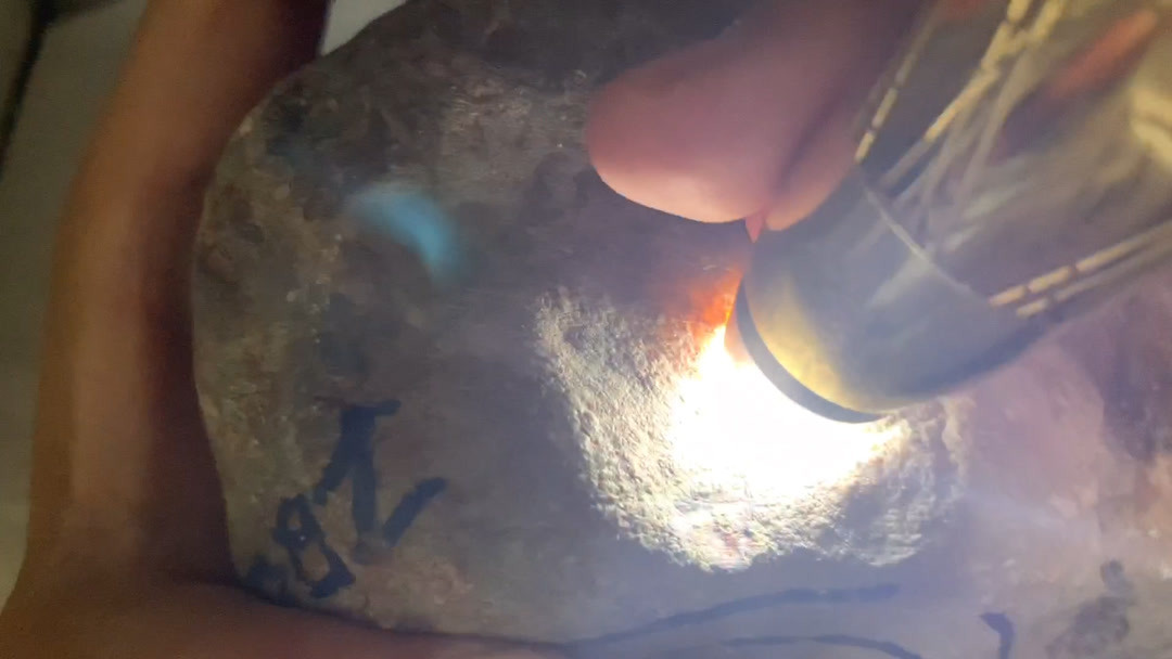 一块不起眼的木那杨梅皮翡翠原石,一刀后幸运有没有?