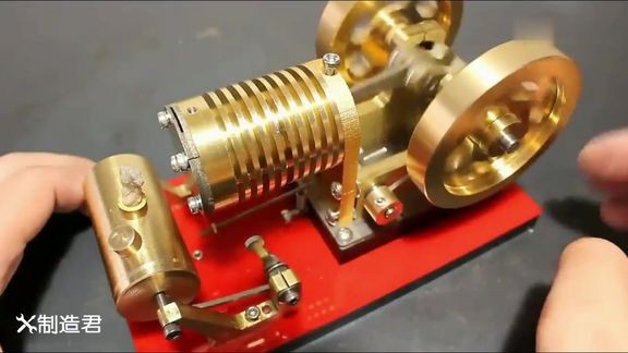 老外买来一台斯特林发动机模型,经他改装后功率明显加强