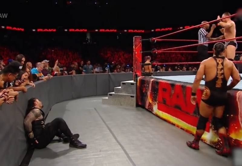 WWE:罗门伦斯遭“偷袭”,被米兹队友打倒在地,还差点输了比赛
