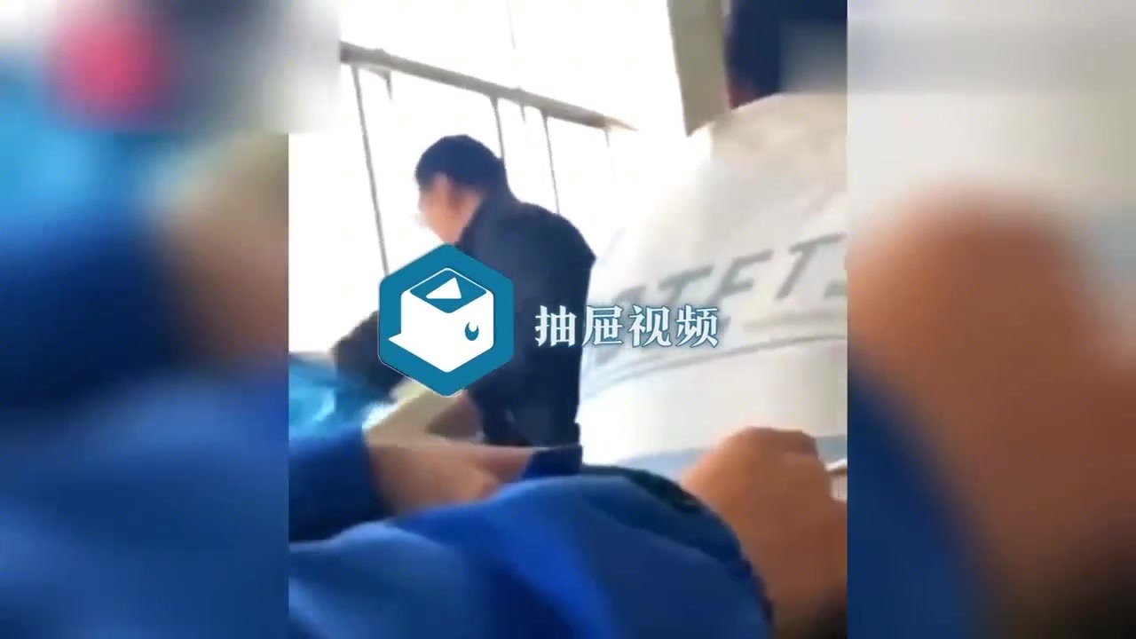 云南昭通被老师殴打学生:上课打瞌睡被打,自己是孤儿受创更深