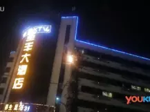 【拍客】绵阳一女子爬高压电塔触电 爆出火球烧4分钟身亡
