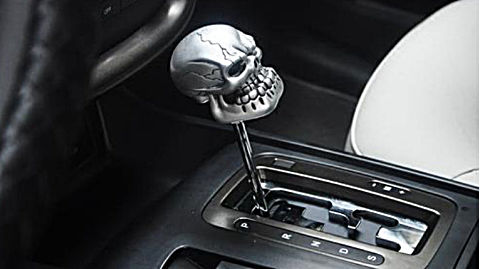 自动挡汽车从D档换到S档,需要踩刹车吗?很多人都做错了