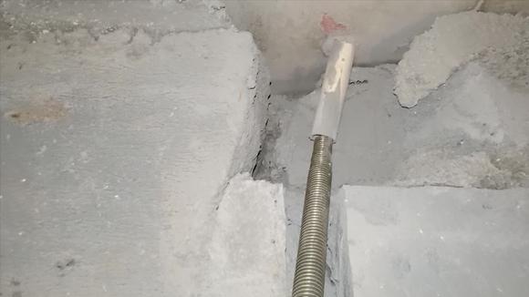 PVC线管在墙内太深不好接,老电工支了一招,快速接上了线管