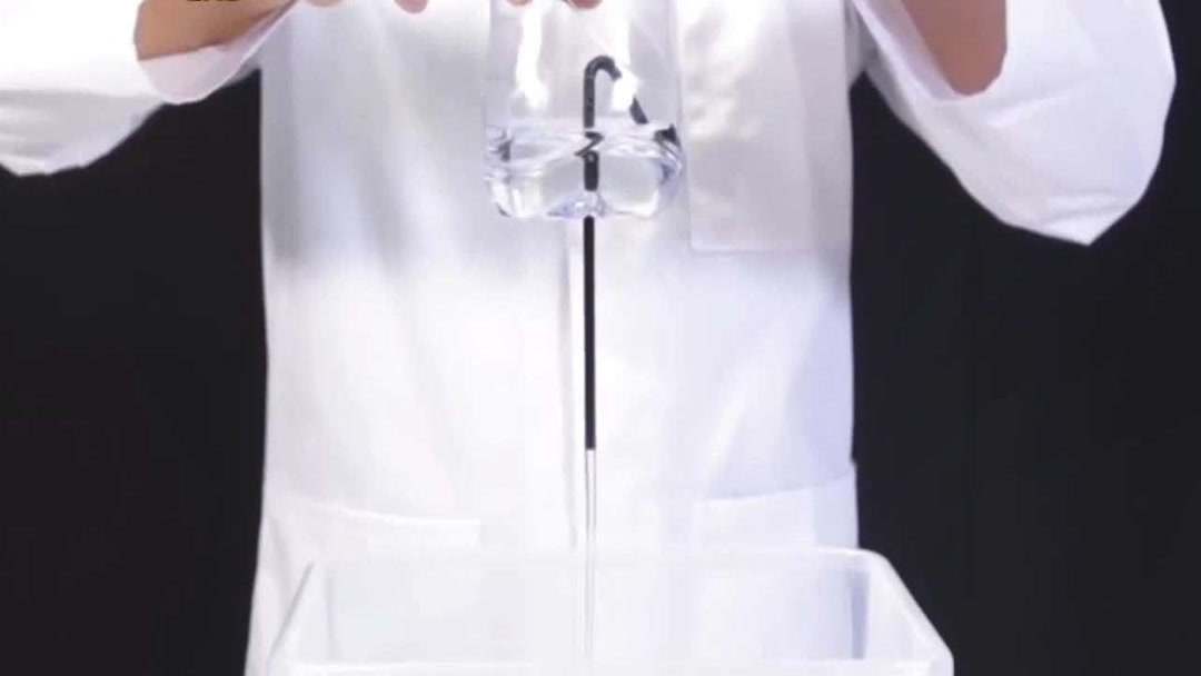 超级神奇的一个引流实验,只需要一根吸管,超级简单!