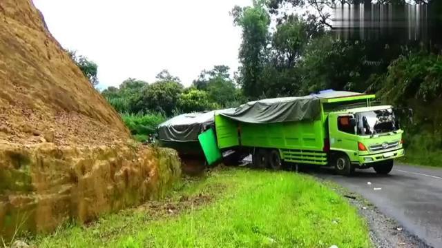 卡车在路边侧翻,老司机直接把它拽上来,真是厉害!