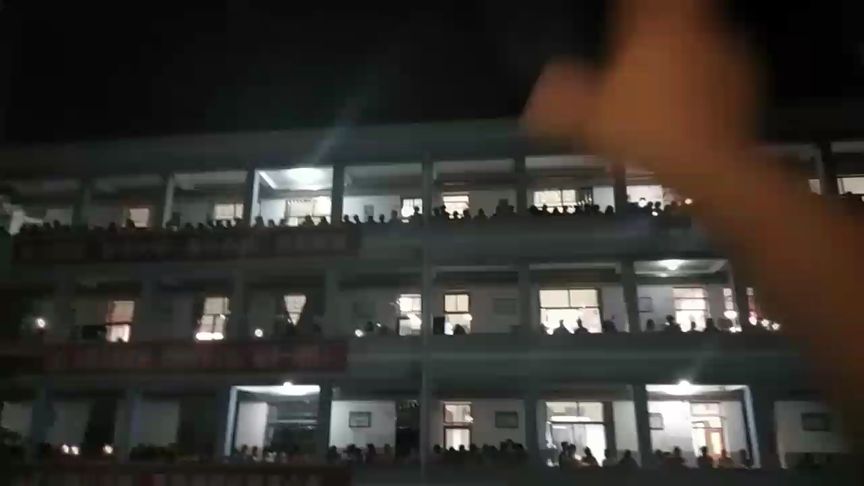 毕业生离校前的狂欢,听了让人有种莫名的伤感