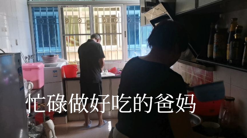 父母的爱是默默无闻的,在行动里不在表情里。希望天下父母安康!