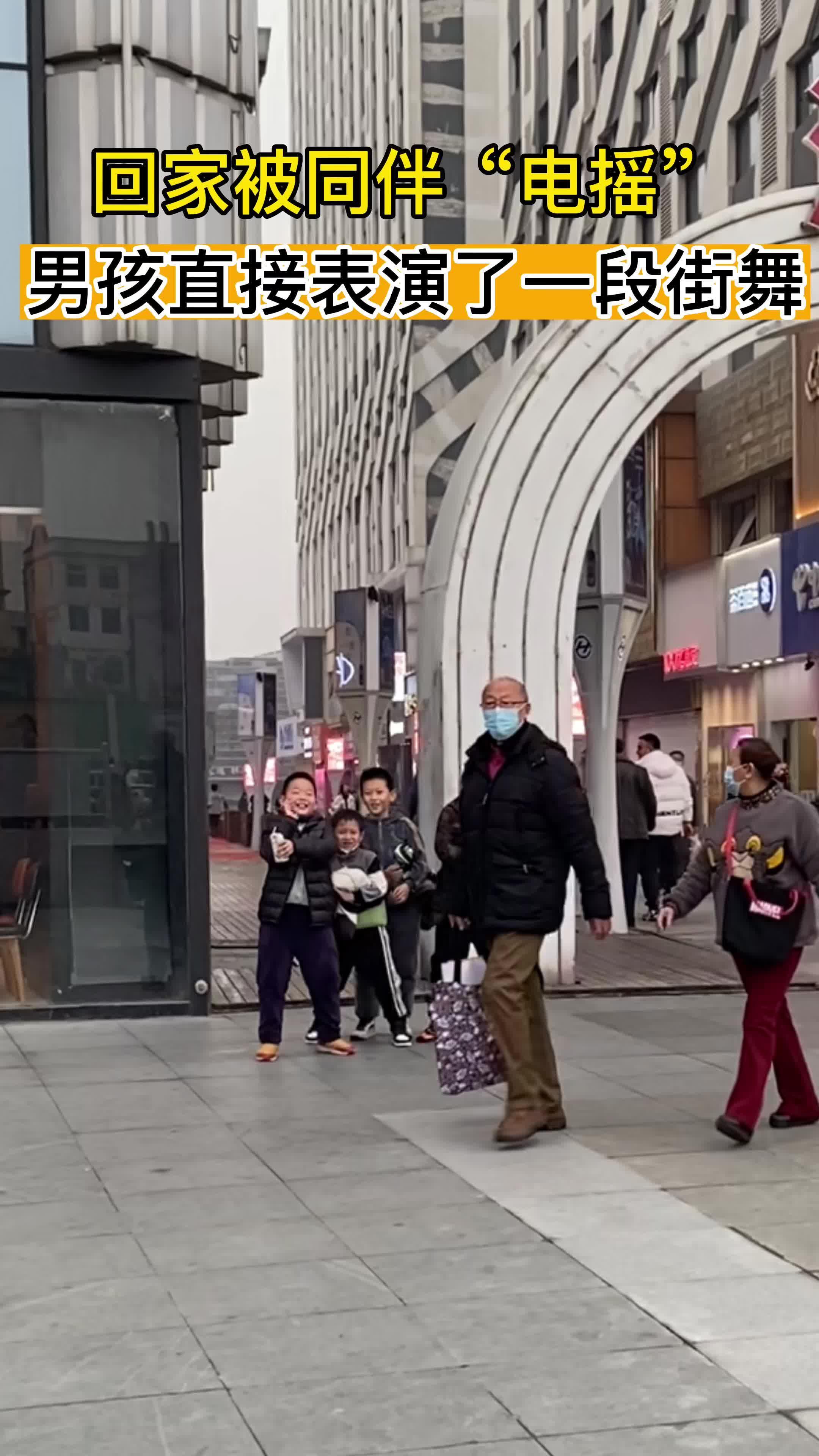 街上惊现电遥小队,男孩直接表演了一段街舞,电摇小队瞬间傻眼
