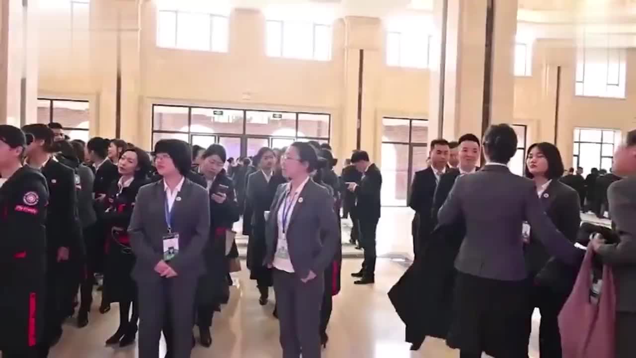 四川一高校开学先测老师体重 体重超标者将带薪待岗减肥