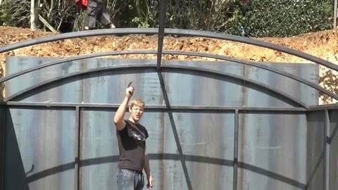 价值450万元的美国末日堡垒买不起,英国小伙自制低配版地下碉堡