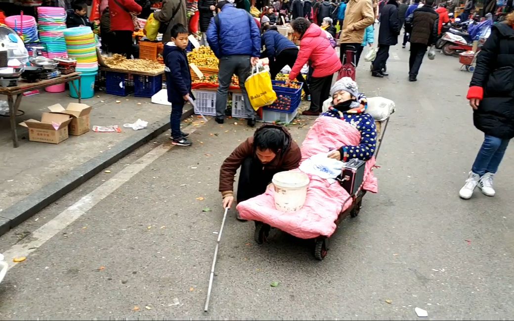 集市两个残疾人爬着乞讨,一个眼睛瞎了,你看到后会不会伸出援手