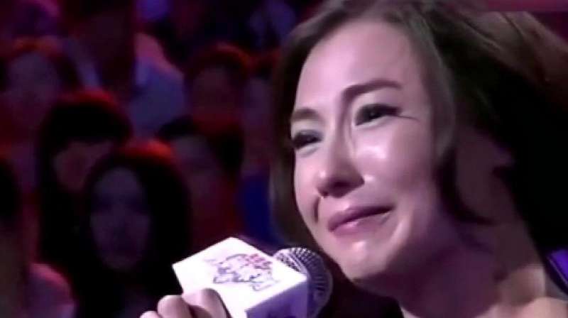 张柏芝哭得好伤心!现场唱《为什么你要离开我》,谢霆锋表情亮了