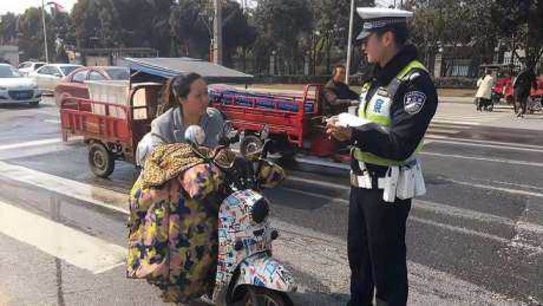 电动车安装挡风被罚,车主反问:这也罚?穷人冬天怎么出行?