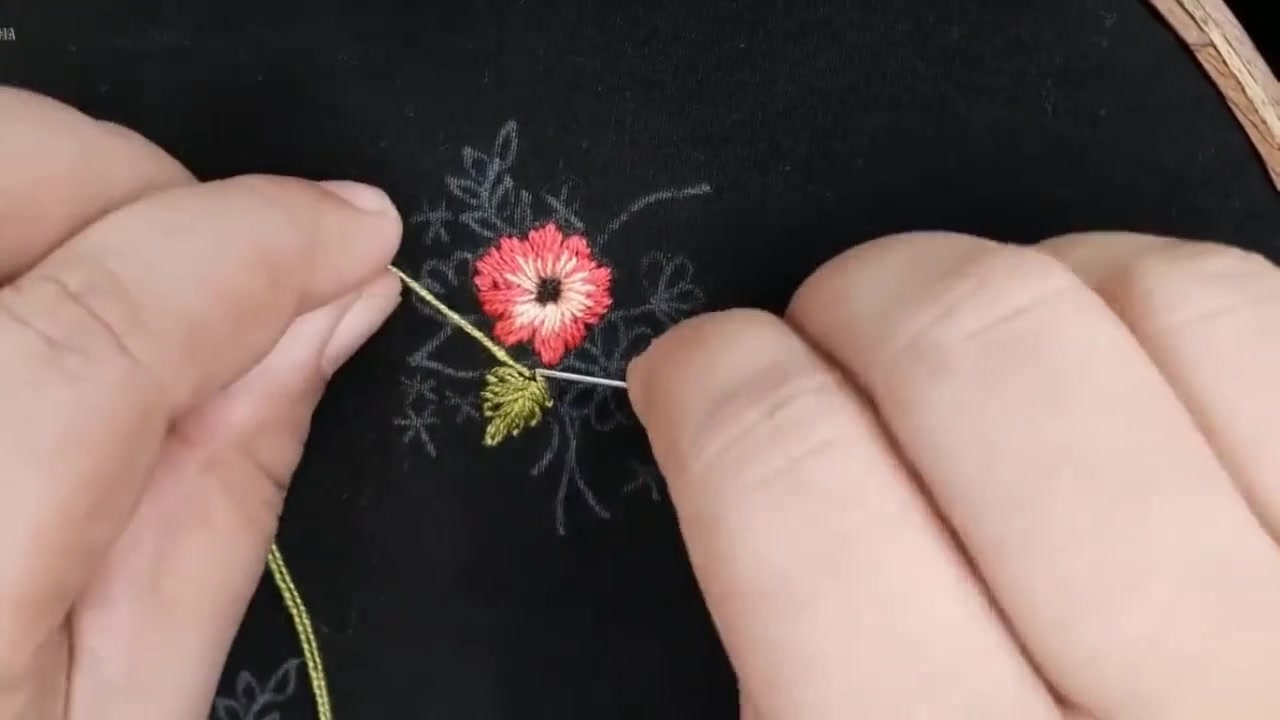 华丽的服装图案设计手工刺绣,装饰在旗袍上格外漂亮