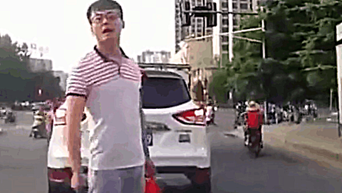 起亚k3行车记录仪: 以为碰到了碰瓷的吓到了老司机!