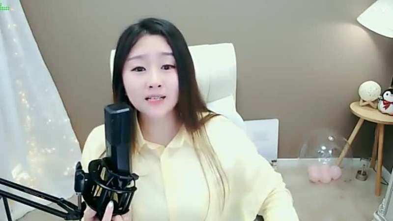 菲儿含泪演唱《感谢有你》超感动,歌词句句走心,感谢有你陪伴