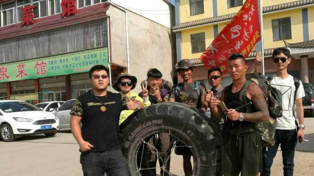 在川藏线上滚轮胎?老司机知道是何原因吗?有人滚出了100万