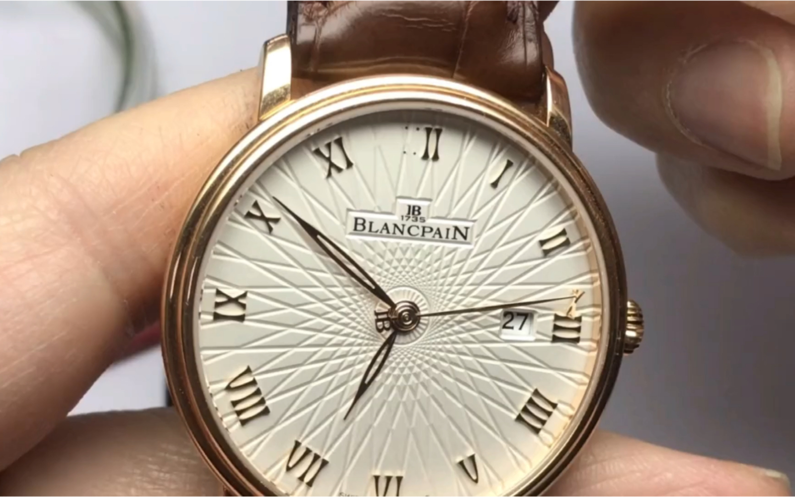 手表刻度脱落后,第一时间让它停走,修表避免划伤表盘。