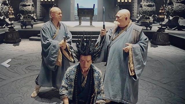 小伙想当和尚,奈何有一头坚硬的头发,连用斧头也砍不断!