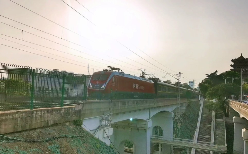 武局南段HXD1D-0662牵引Z332次(深圳东-成都东)旅客列车!(1)