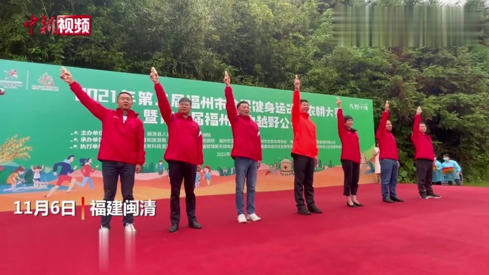 户外运动达人雨中挑战定向越野比拼智力体力