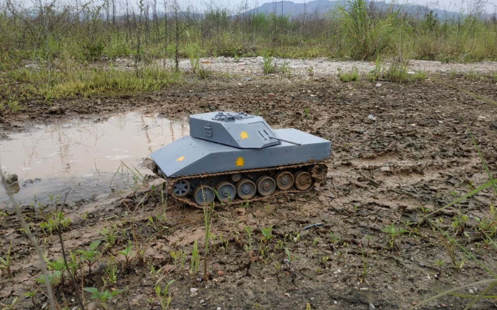 某新型步兵战车开始夏季野外实战化演练