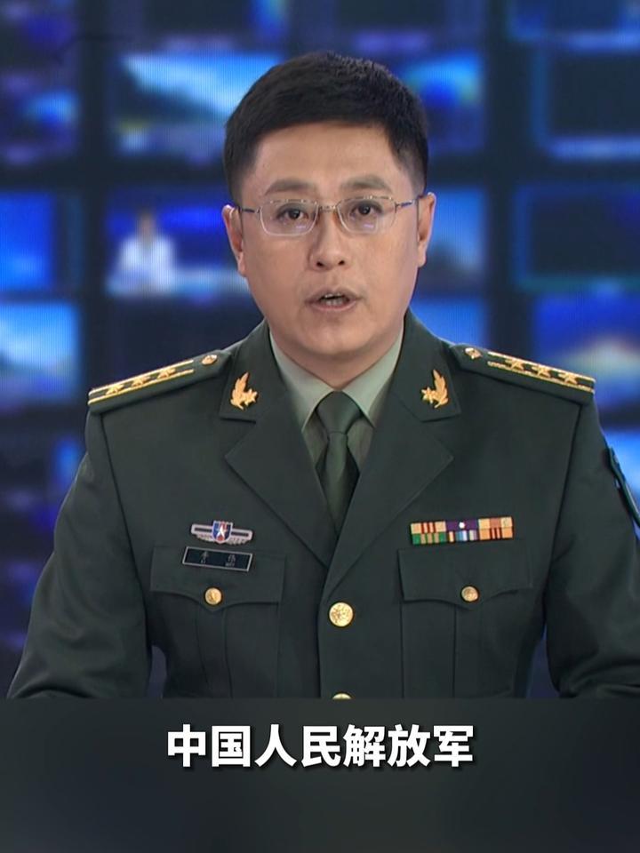 中国人民解放军空军八一飞行表演队7架歼-10表演机从西部某机场出境...