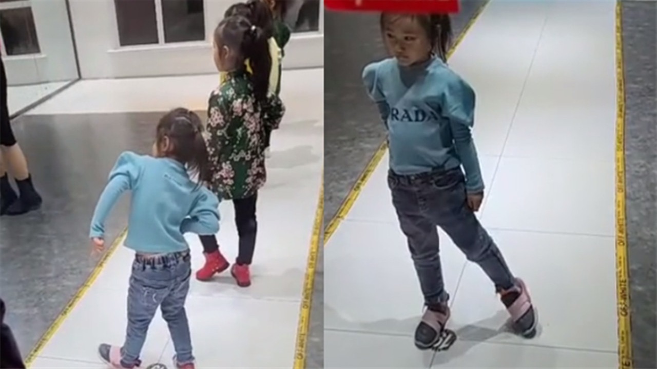 4岁萌娃学模特1年走出"牛魔王"步伐,老爸:别学了丢不起这人