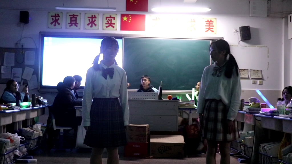 记录 班级元旦活动(右边粉色格裙是我!)因为排练时间少而演的一塌糊涂