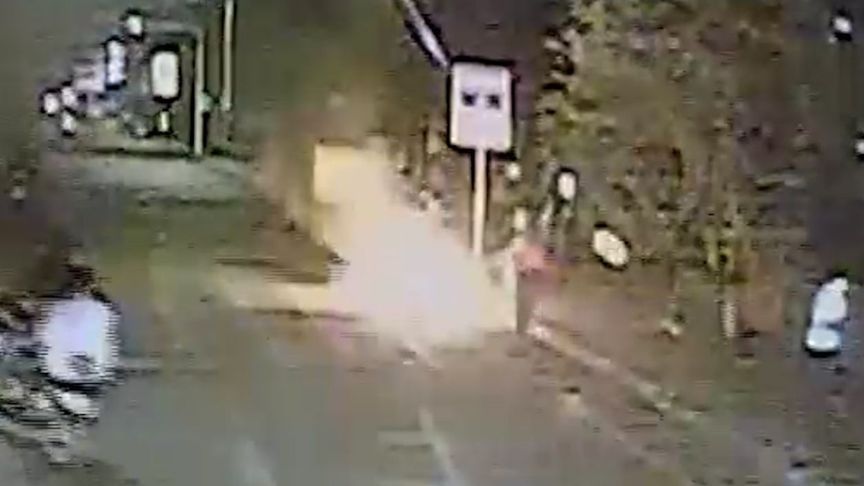路遇电瓶车起火,广东佛山公交司机联手扑救