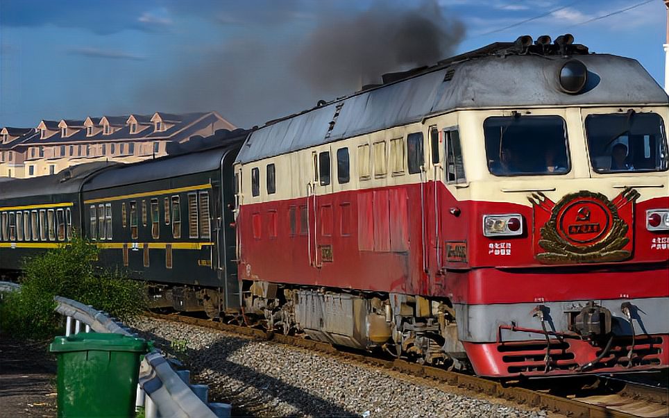 浑白线沈局梅段DF4D0095党员号牵引K7512白河-大连客运列车通过...