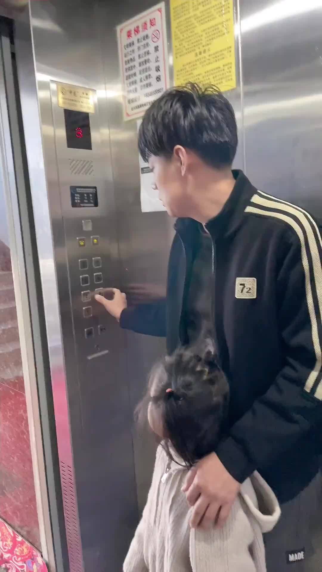 这电梯声音不小啊